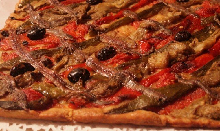 Coca de recapte amb samfaina i anxoves