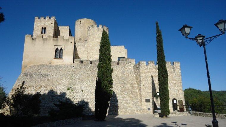 El Castell de Castellet, un bonic edifici al costat del pantà de Foix