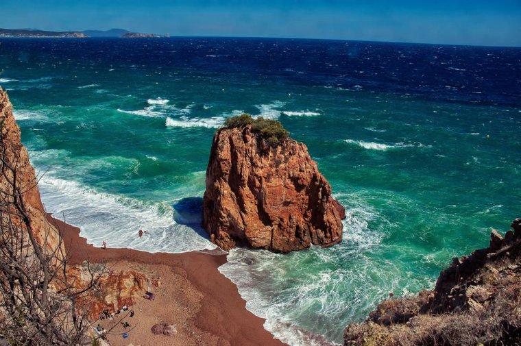 La cala de l'Illa Roja de Begur, una bonica platja nudista