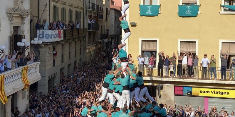 Fita històrica: els Castellers de Vilafranca carreguen el pilar de 9 ...